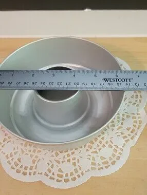 The Unbranded Brand | Kitchen | Vintage Set Of 2 Aluminum Ring Cakes ...